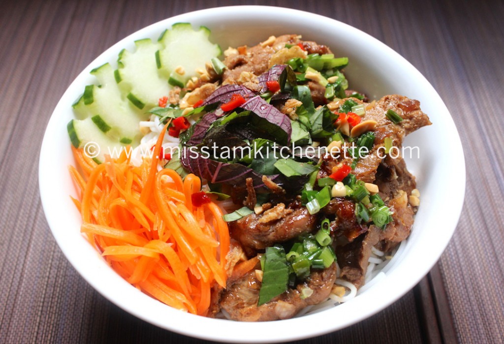 Bún Thịt Nướng Vermicelles De Riz Au Porc Grillé à La Citronnelle
